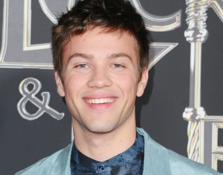 WORLD: Connor Jessup: Biography, Wiki, Boyfriend.. Everything About ...